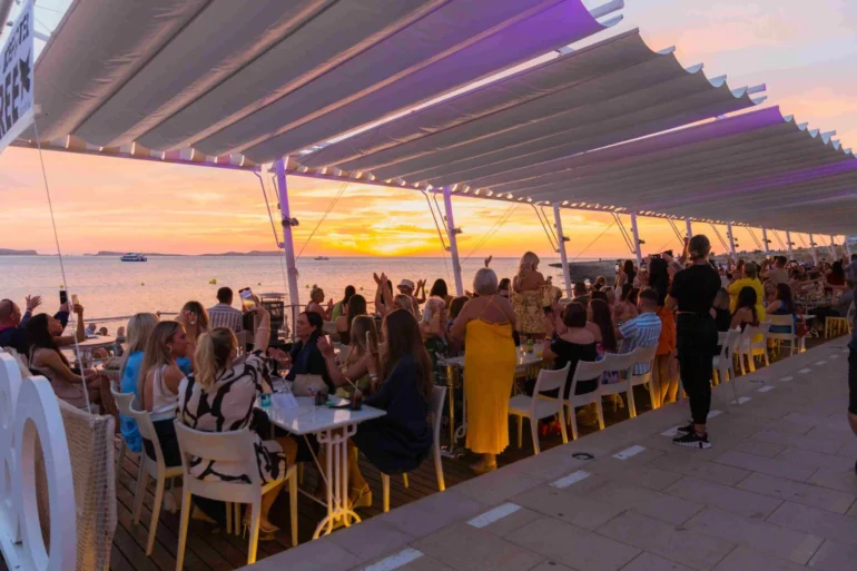 Café Mambo: the most iconic sunset in Ibiza - Hits 1